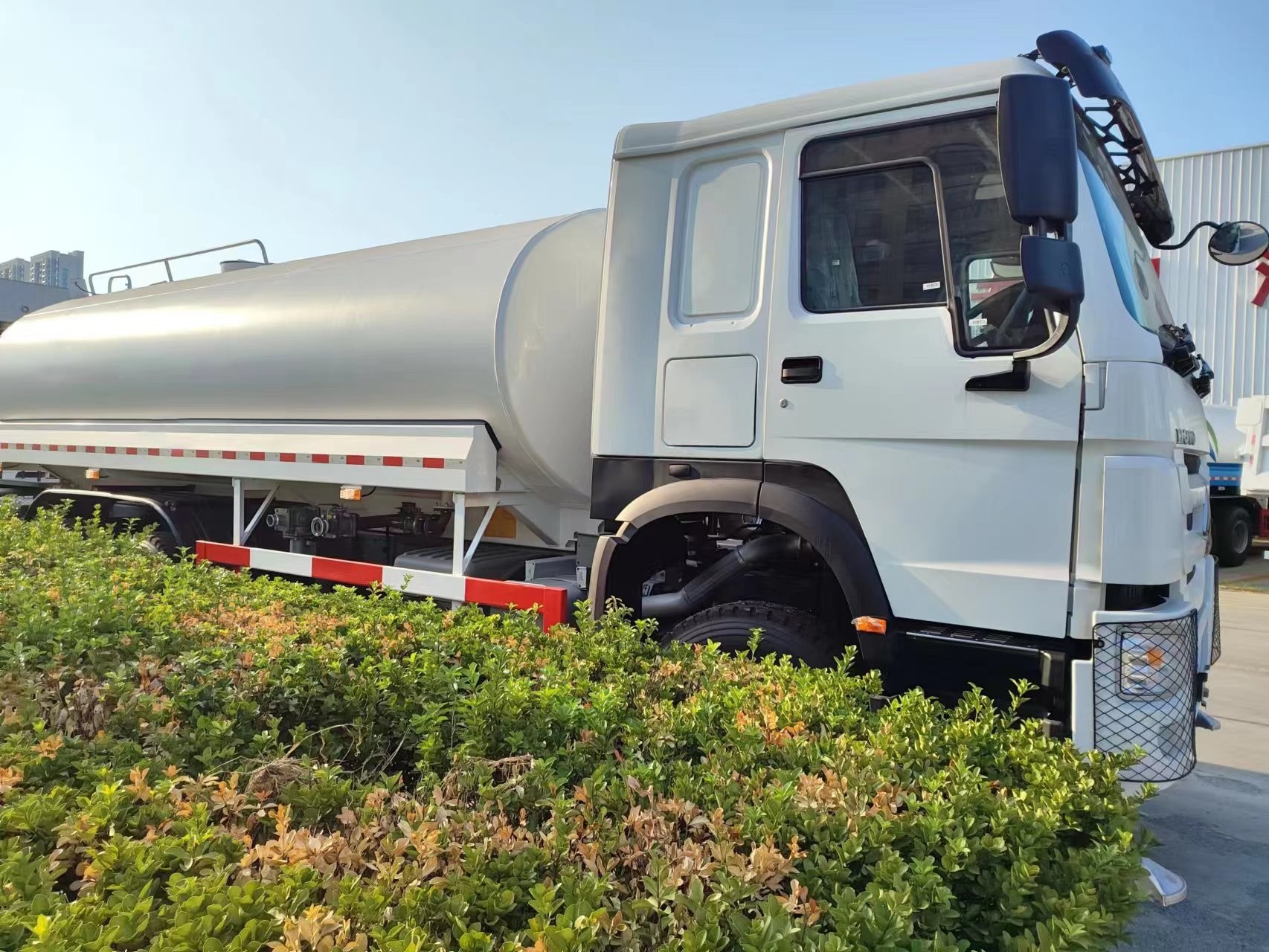 Alto consumo de combustible bajo del camión del tanque de aceite de los ...