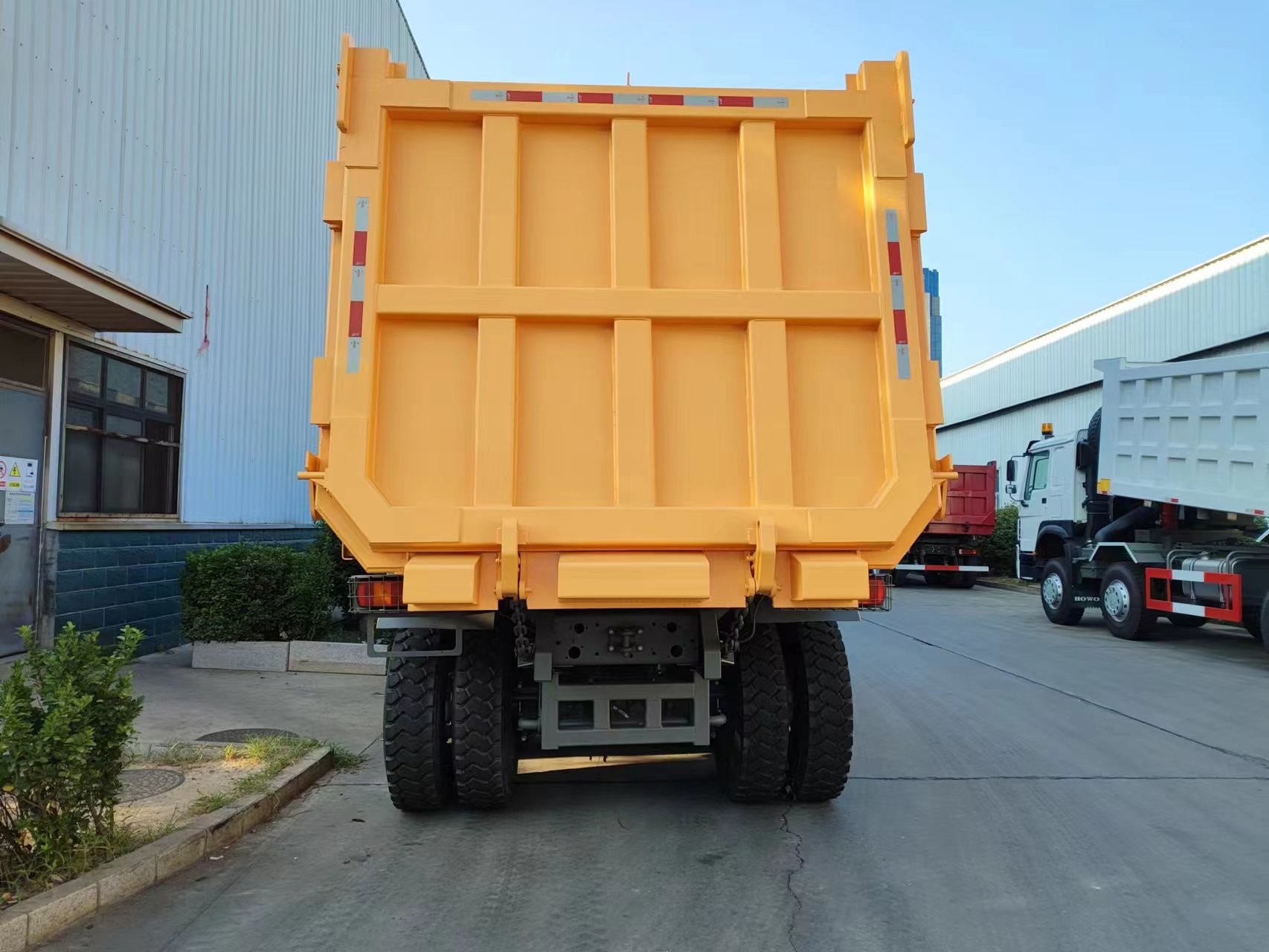 SINOTRUK camión de carga pesada con tirador LHD con cabina de esqueleto ...